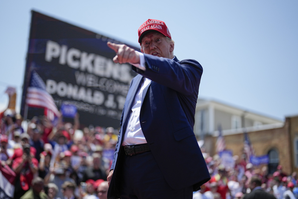 Trump returns to campaign rallies, draws thousands to small South ...